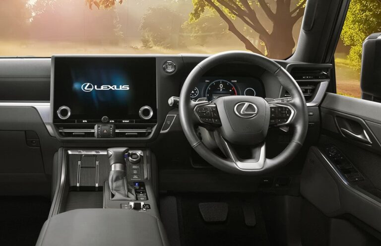 レクサスLXはでかいって本当か？実際の大きさと駐車のしやすさを検証 | 車歴ドットコム